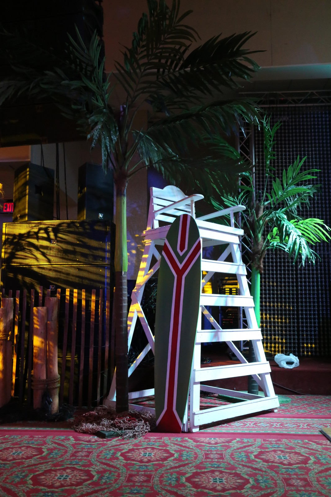 Wood lifeguard stand with surfboard - Display Group